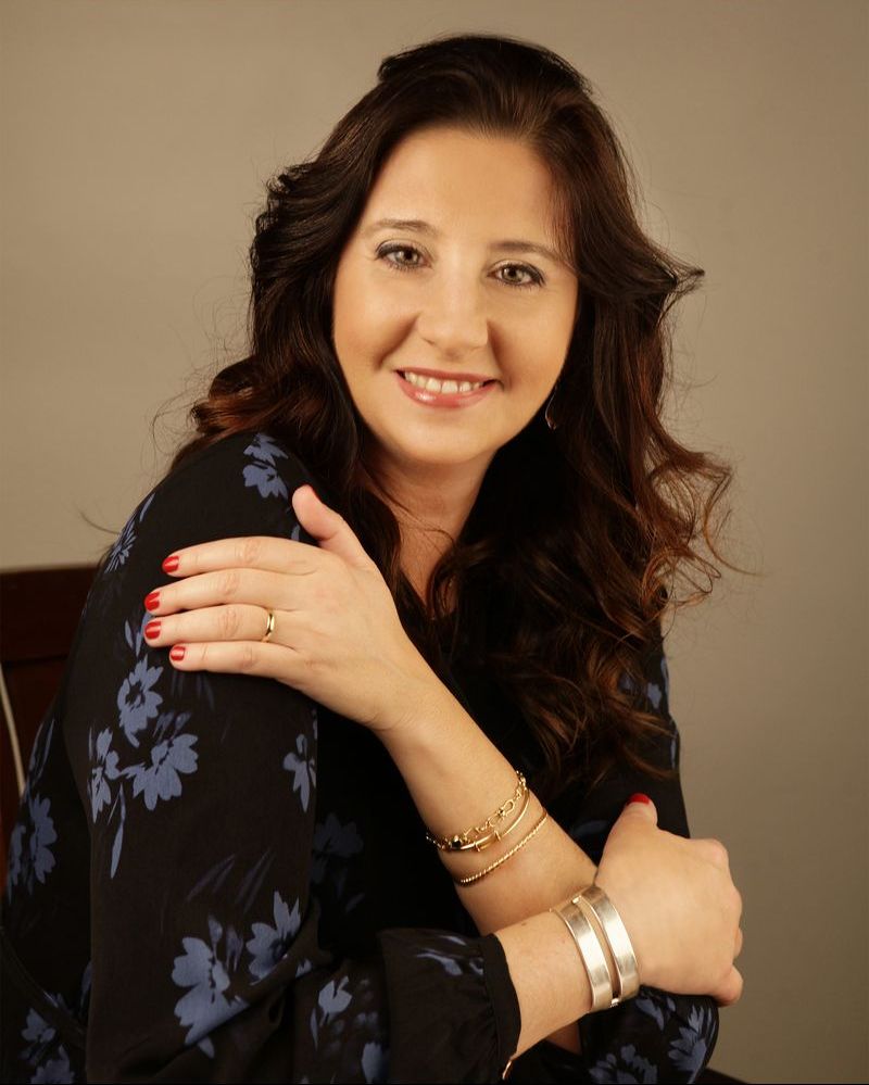 Ana Gil presenta su primera novela sobre el maltrato en adolescentes ...