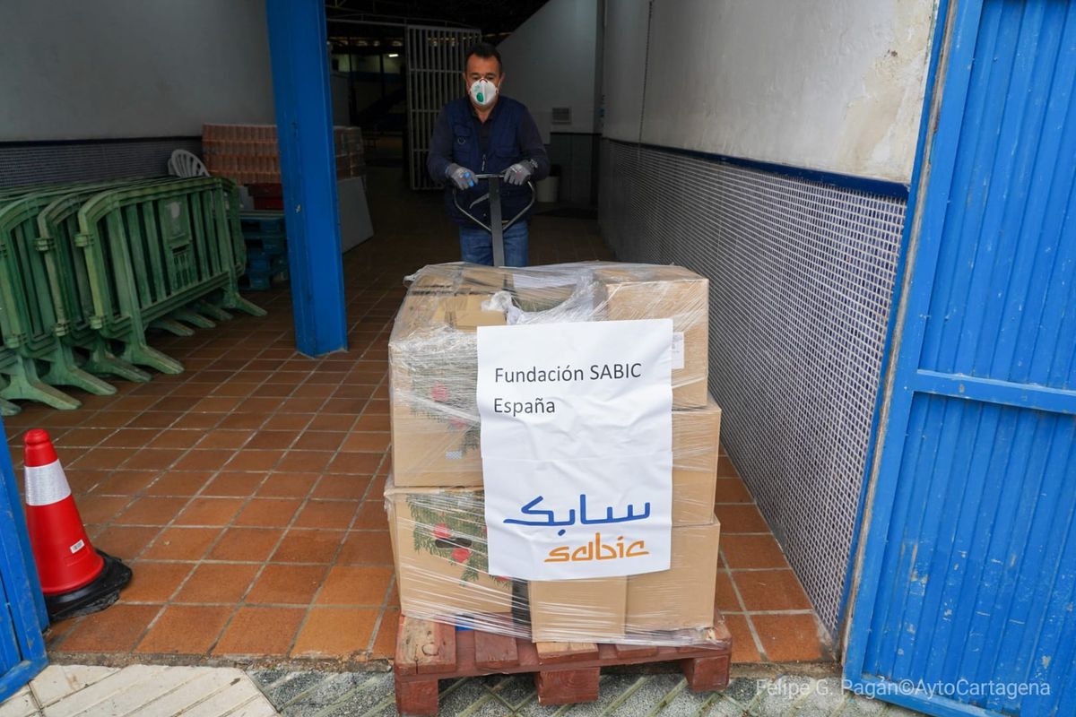 La Fundación SABIC España entrega cuatro pallets de alimentos y ...